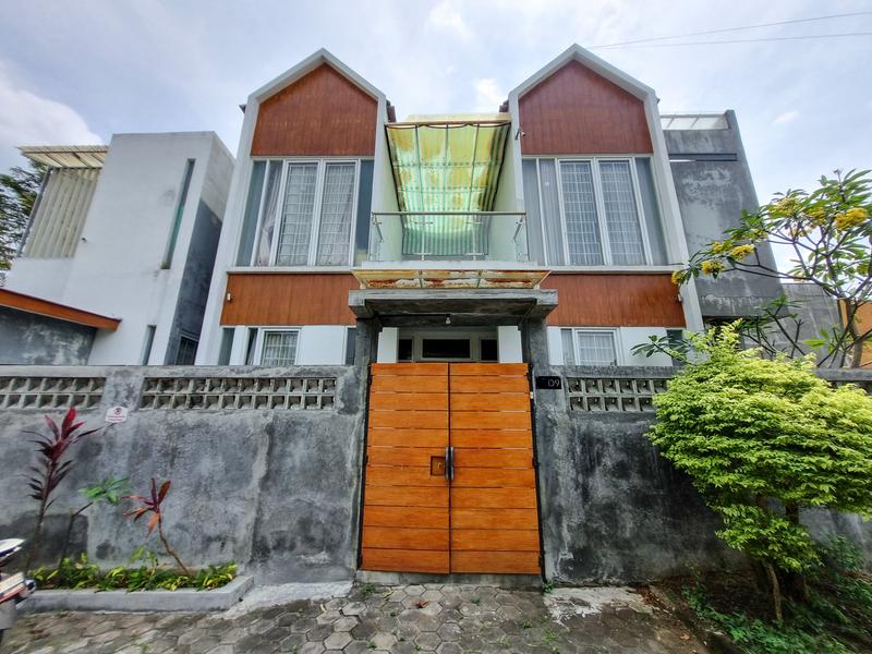 Sewa Spacious Furnished 4BR House at Pondok Intan Permai 3 By Travelio ...